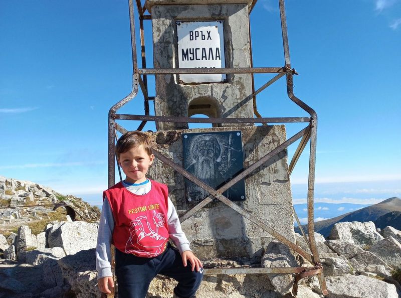 Мал, а освојува големи планински врвови - Дејан Трајковски има само 5 ...